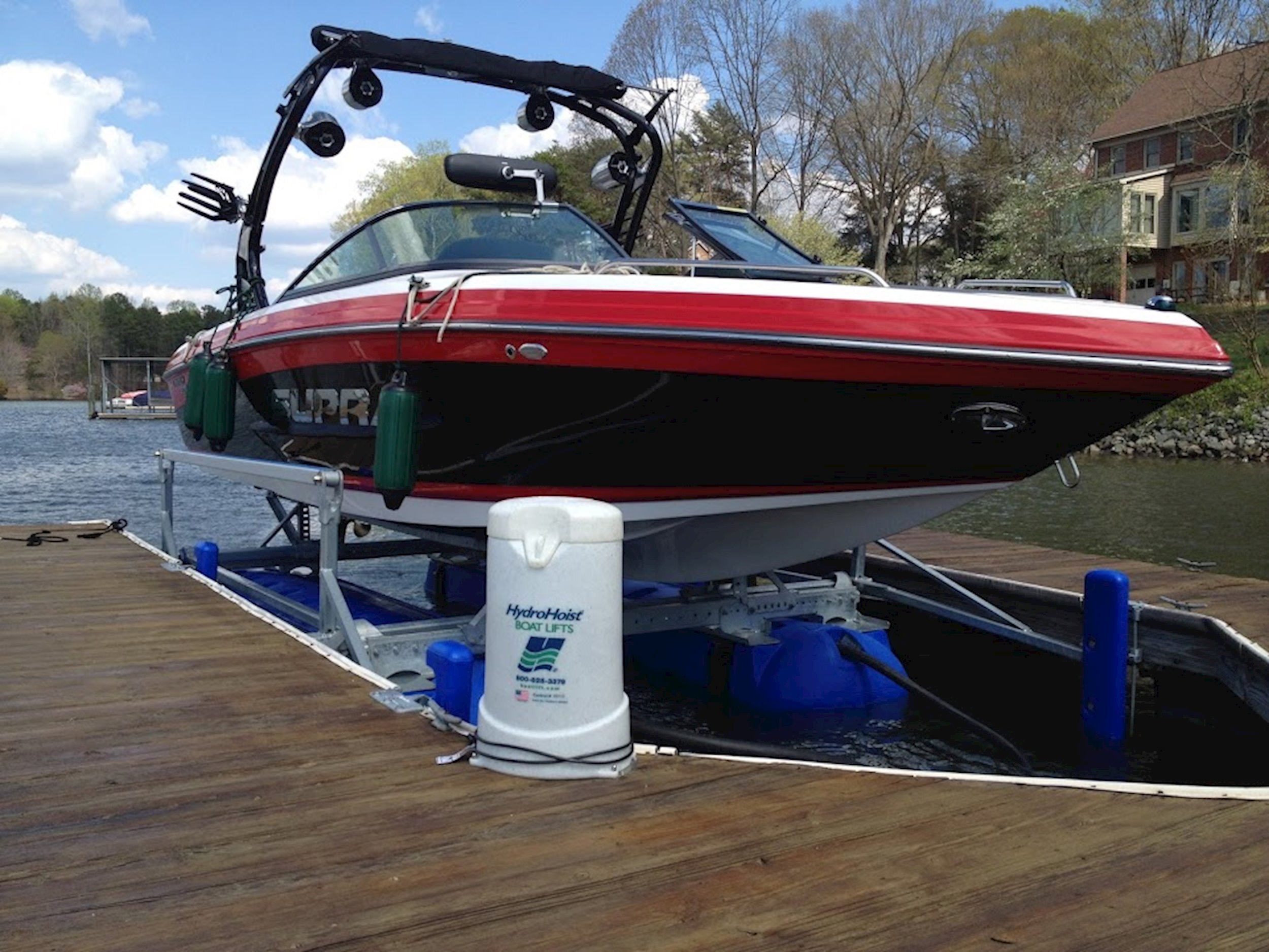 UltraLift™ Series: Premium Pontoon Boat Lifts | HydroHoist