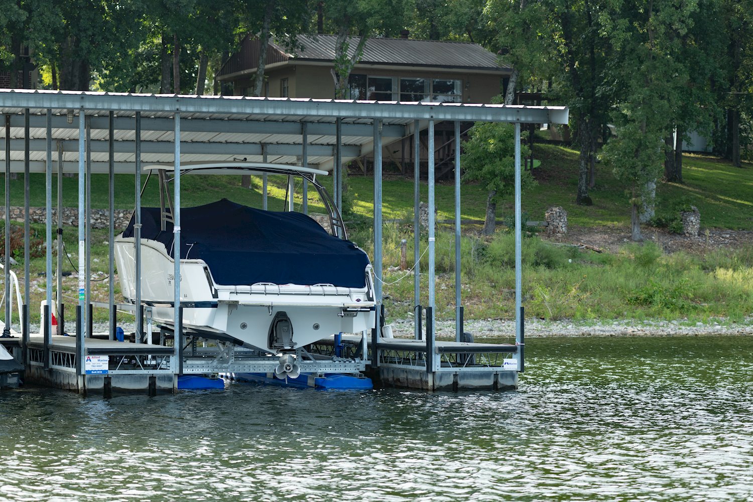 UltraLift™ Series: Premium Pontoon Boat Lifts | HydroHoist