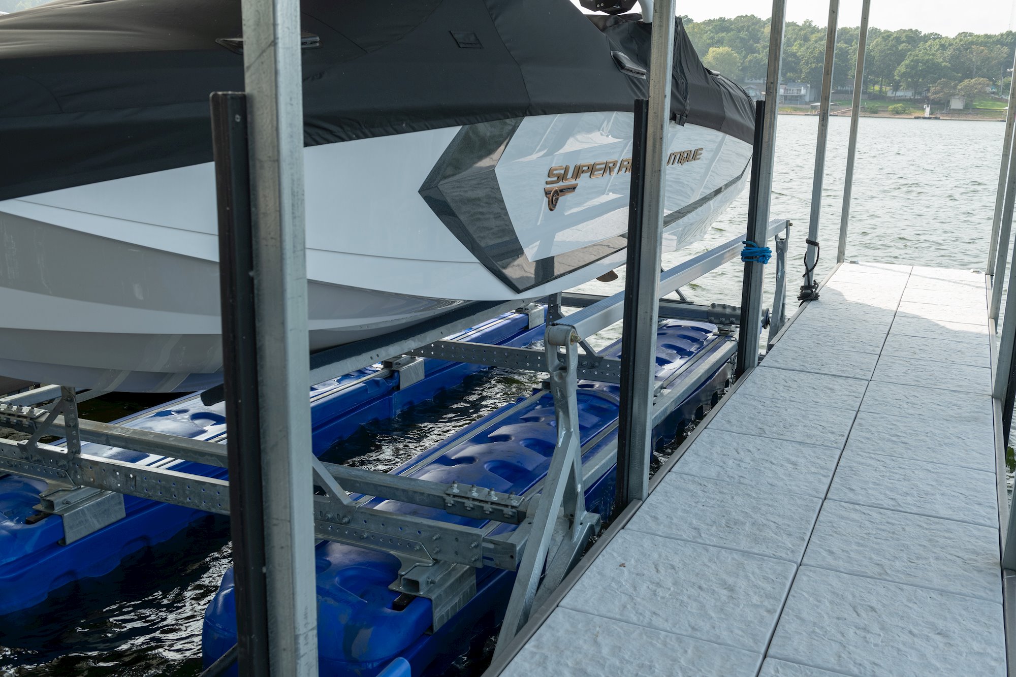 UltraLift™ Series: Premium Pontoon Boat Lifts | HydroHoist